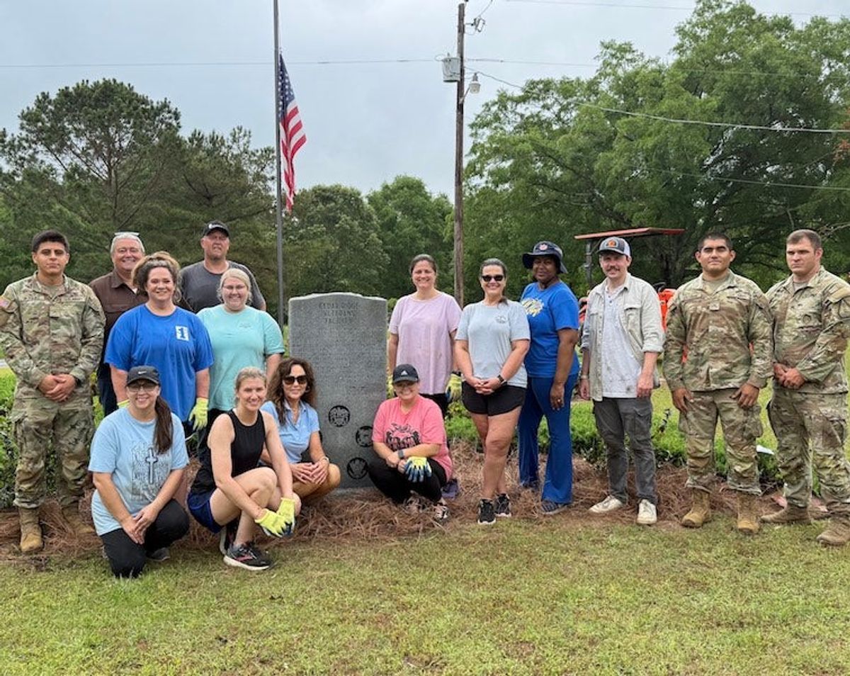 Leadership class spruces up Cedar Ridge for veterans