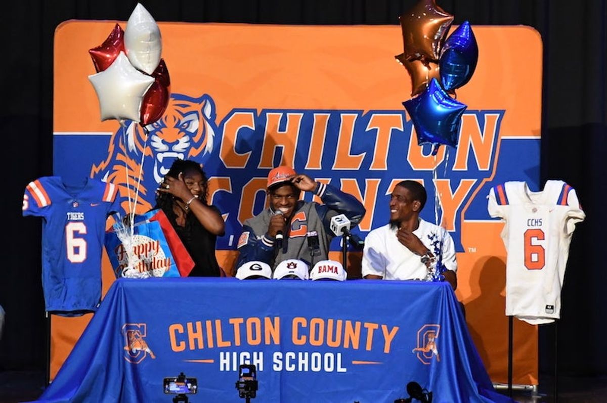 Staying home — Riddick flips to Auburn