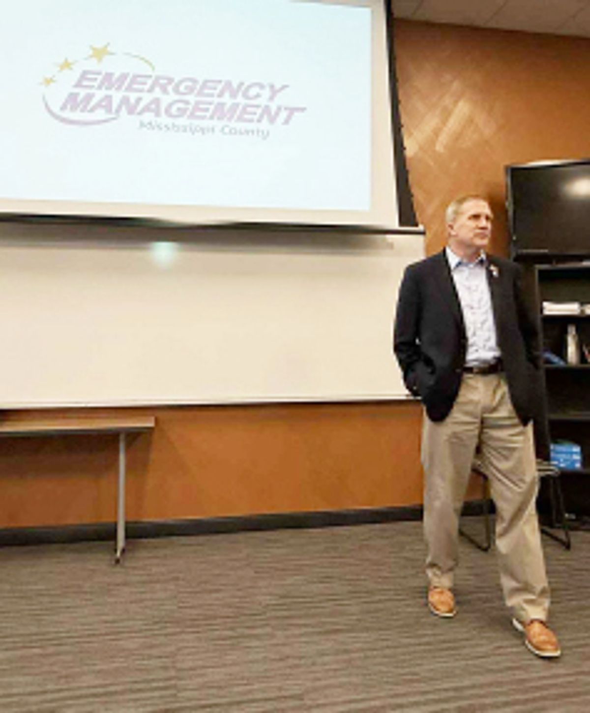 Rep. Carr addresses emergency personnel