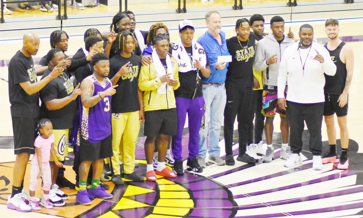 Osceola basketball team receives $10,000 donation from Holthouse Farms...