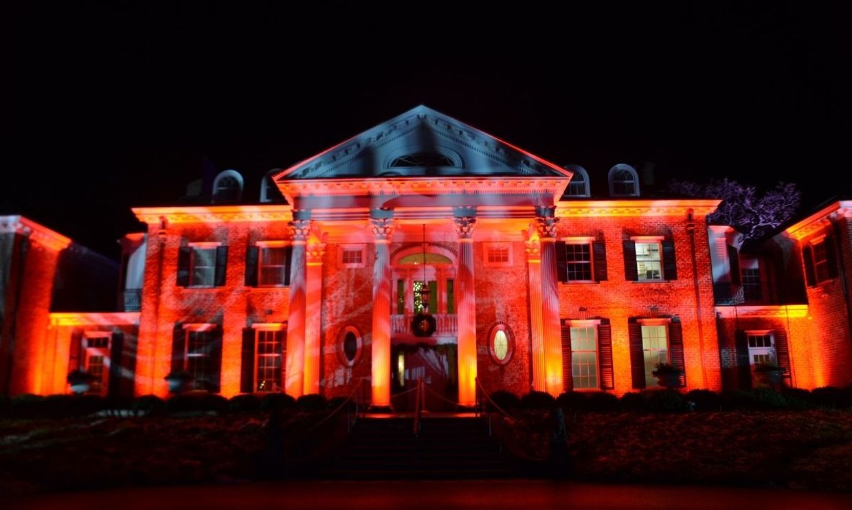 Christmas at Cantigny: A magical holiday walk, skating and c...