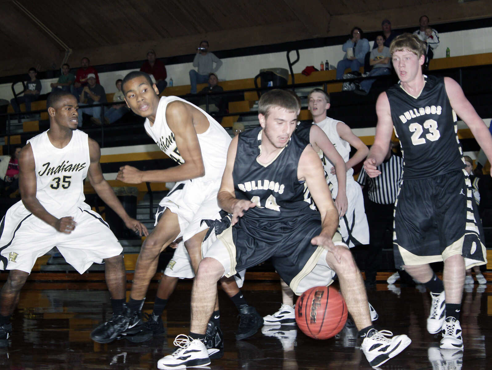 Gideon surpasses Hayti in closing seconds at Gideon tourney