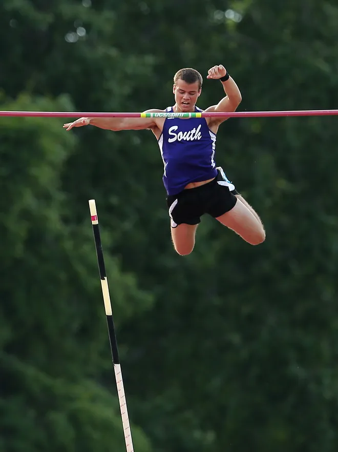 How to Choose Your Starting Height in Pole Vault Competitions