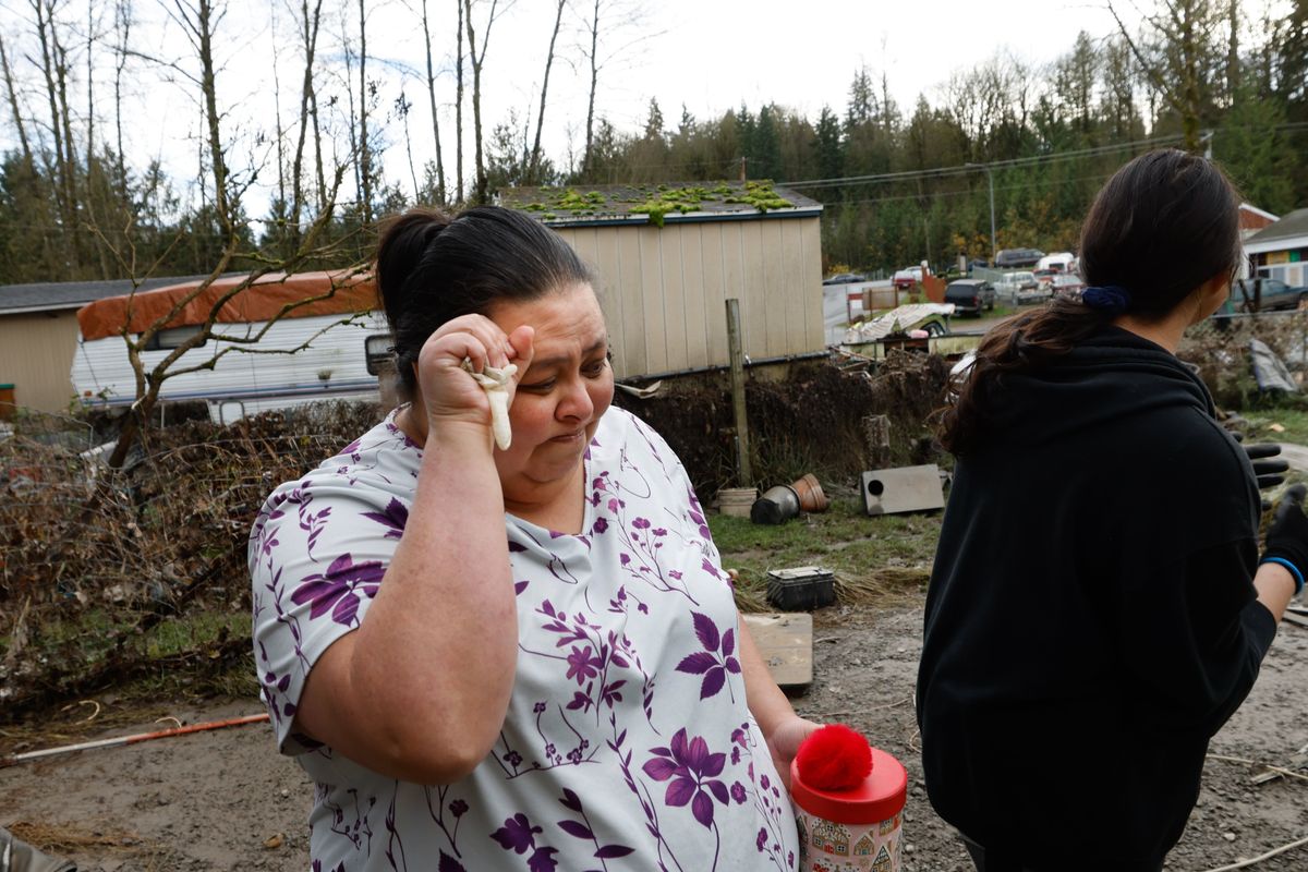 Crews use sandbags to shore up WA levee breach near Seattle ...