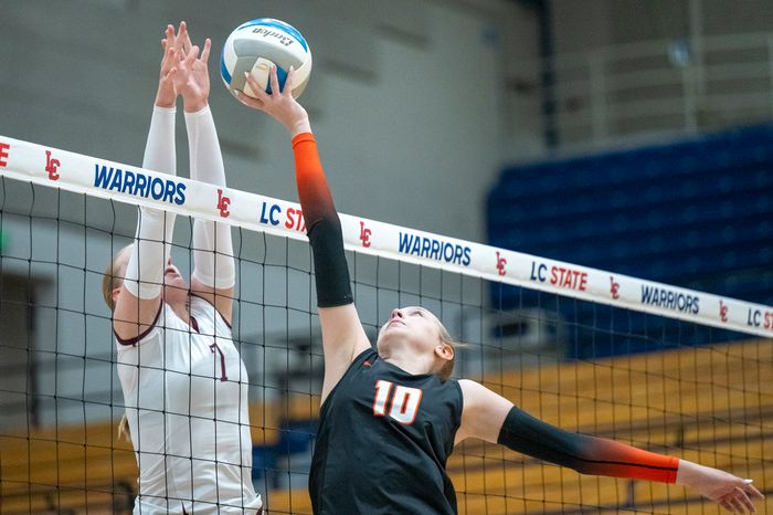Kubs topple Trojan volleyball dynasty at Districts