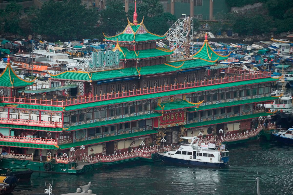 Jumbo Floating Restaurant sinks