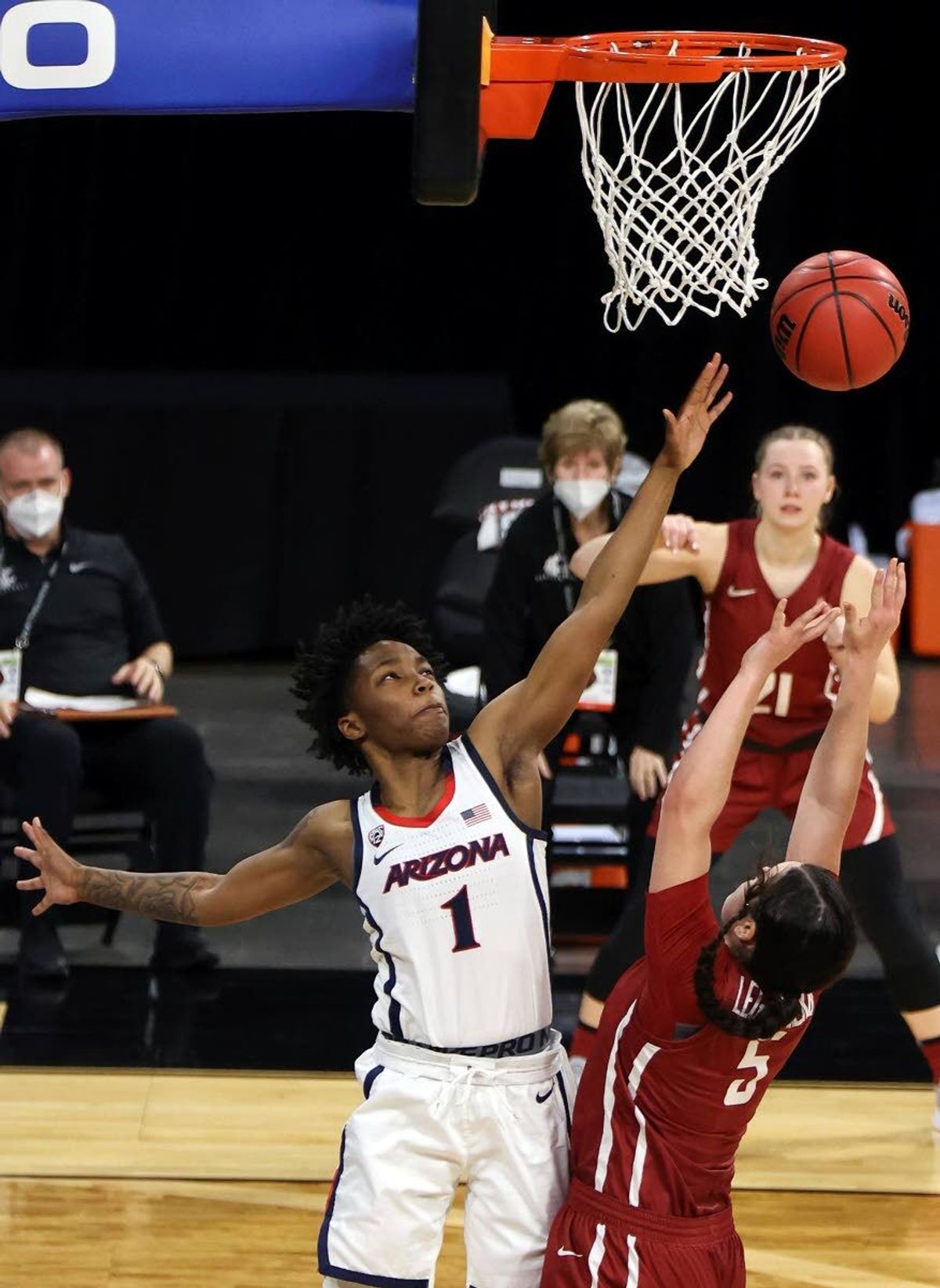 Cold-handed Cougs bow to Arizona in Pac-12 quarters