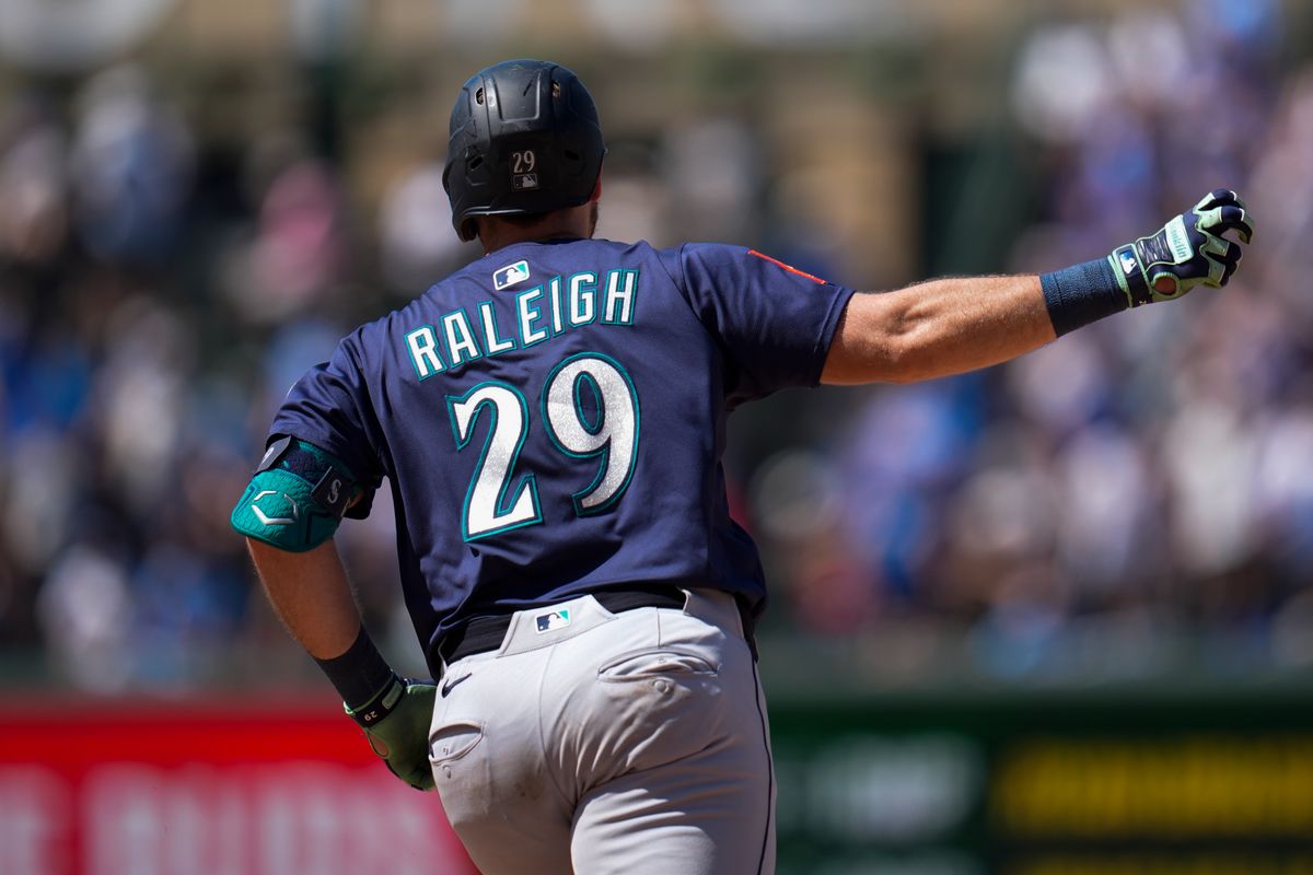 Raleigh breaks Bench’s HR record in M’s win over Cubs