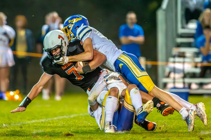 Colfax Bulldogs bite their way to overwhelming football vict...