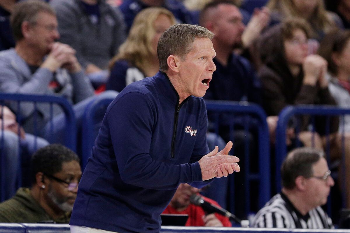 Gonzaga coach Mark Few pulls out signature handstand after 7...