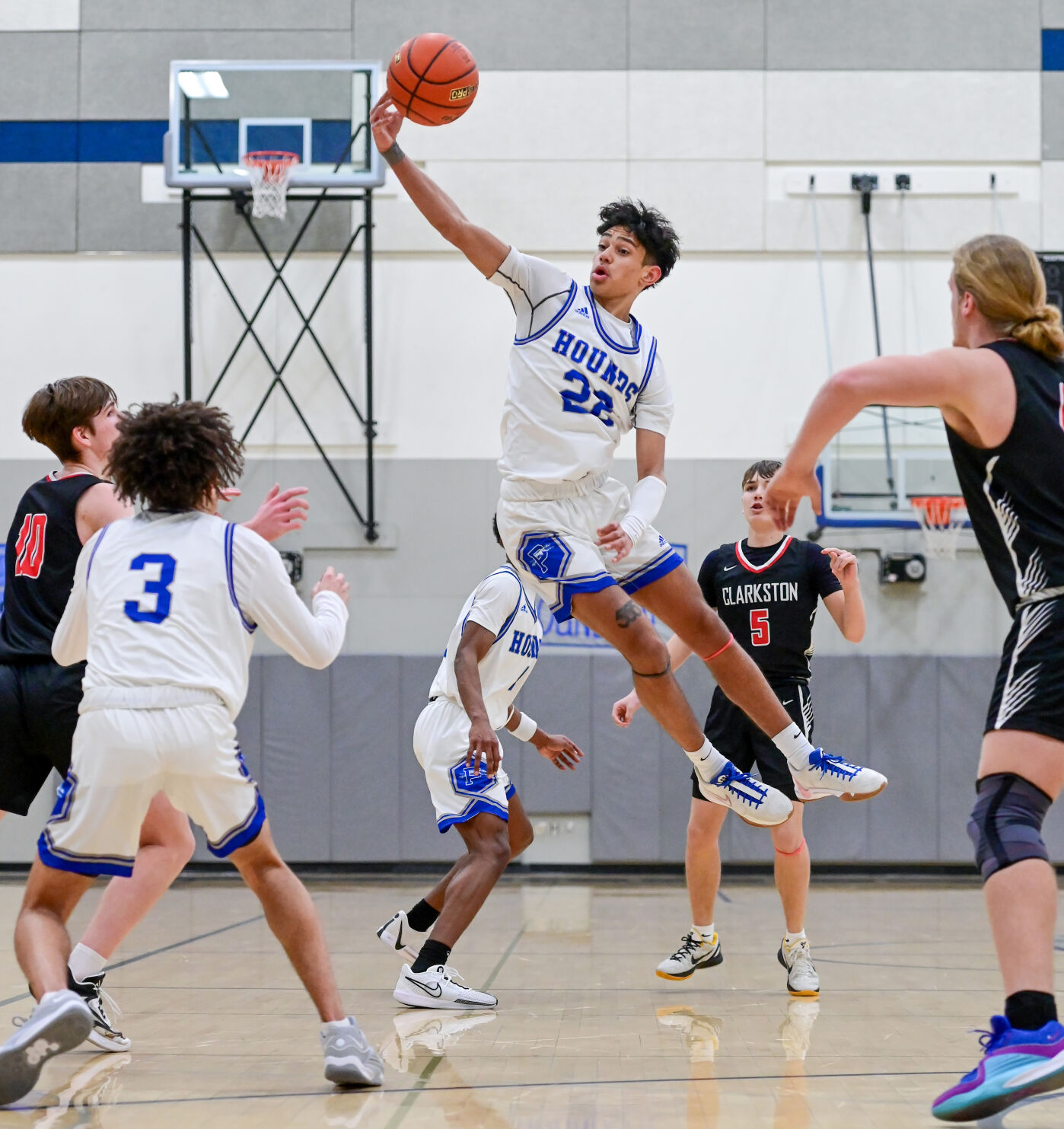 Clarkston Bantams and Pullman Greyhounds split doubleheader in boys an...