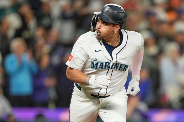 Surging Mariners clinch playoff berth