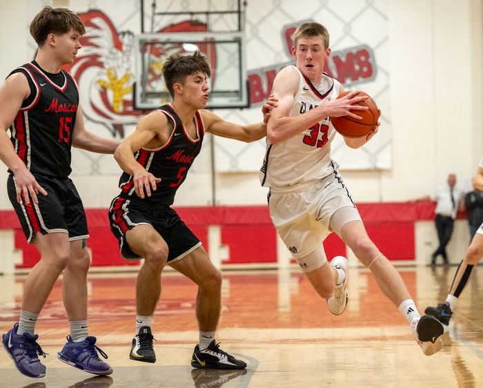AREA ROUNDUP: Clarkston boys hoops eke out a victory over Moscow