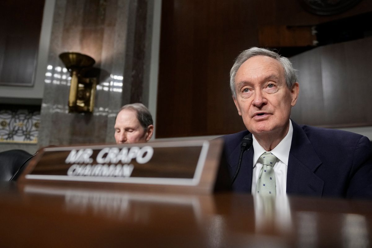 Crapo answers questions from anxious constituents