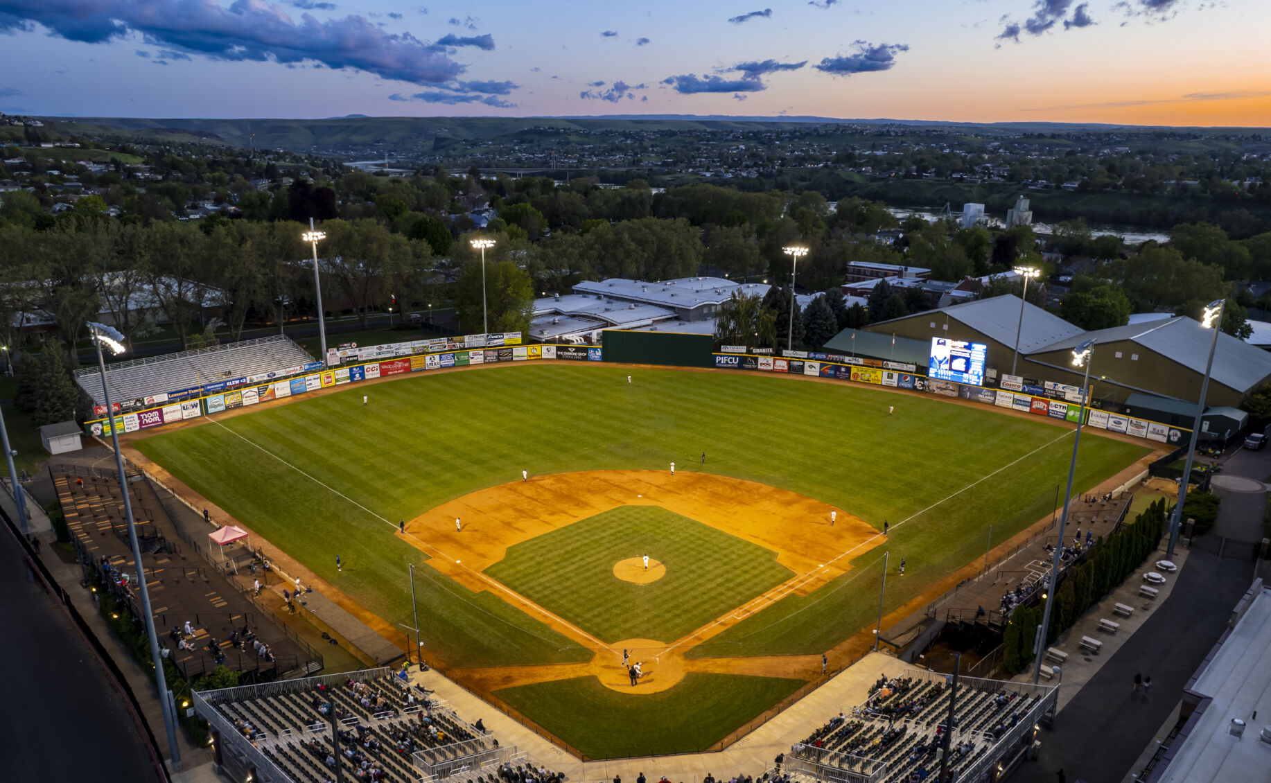 TUESDAY MORNING MOUND VISIT: Warriors’ floor and ceiling on display ag...