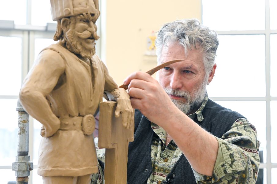 UI Joe Vandal statue to be unveiled Saturday