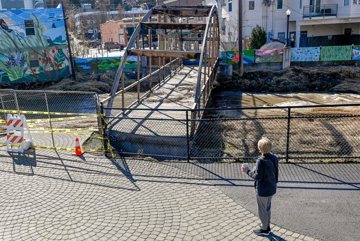 Officials: Pullman’s pedestrian bridge shifted as it was des...