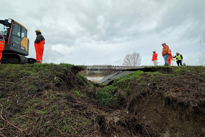 Crews use sandbags to shore up WA levee breach near Seattle after fail...