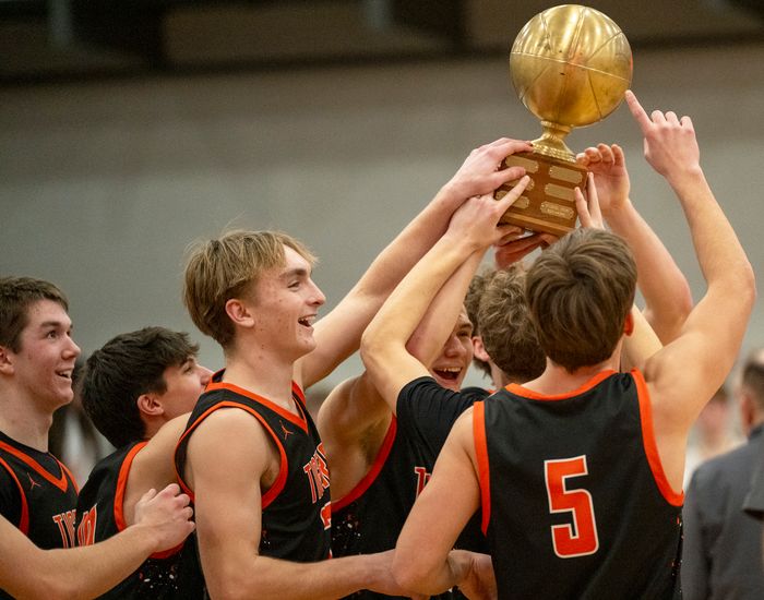 Tigers pounce on Pirates in district final