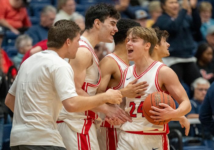 Warriors sweep Southern Oregon in electric basketball doubleheader