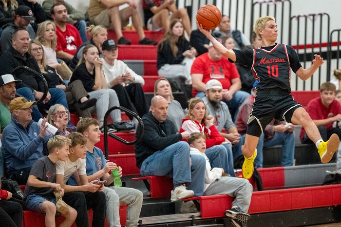 AREA ROUNDUP: Clarkston boys hoops eke out a victory over Moscow