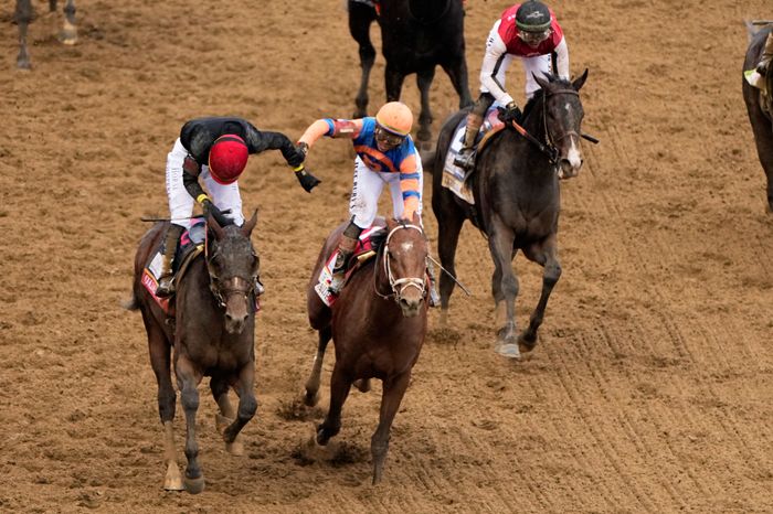 Underdog Golden Tempo takes Kentucky Derby