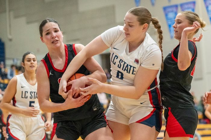 Warriors sweep Southern Oregon in electric basketball doubleheader