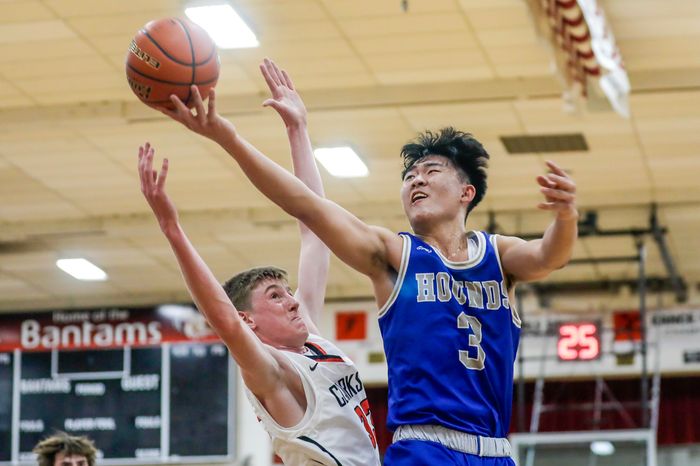 Bantams, Hounds split hoops doubleheader