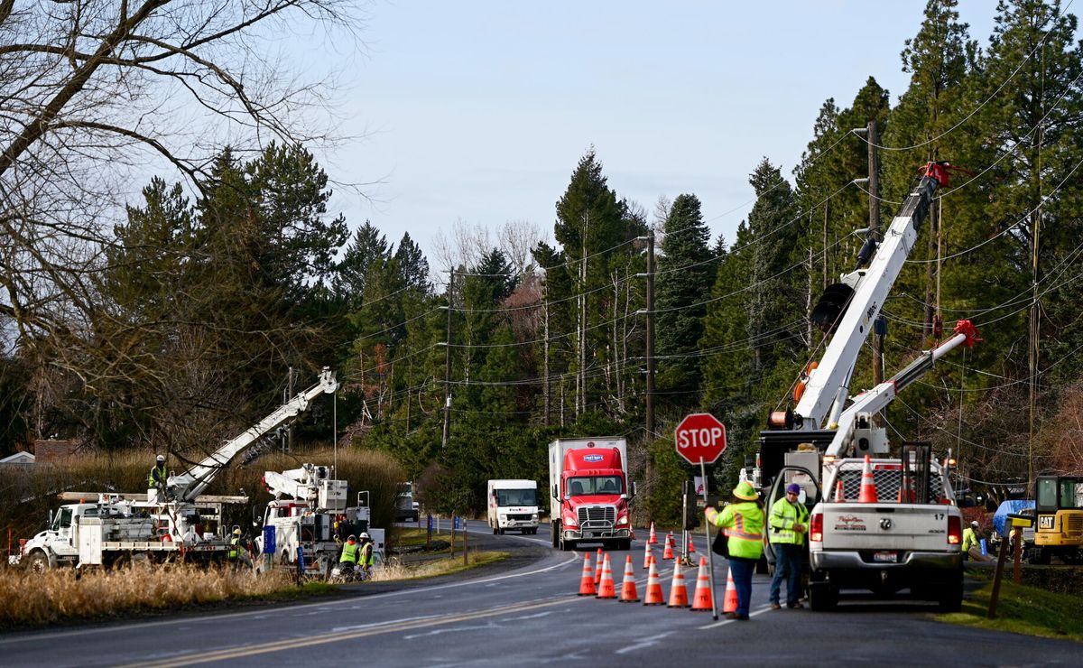Single-vehicle crash knocks out Pullman power line, leaves some withou...