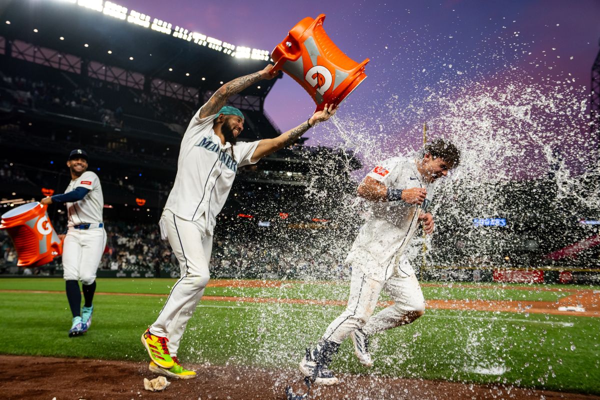 Young’s single in 10th gives streaking Mariners another walk...