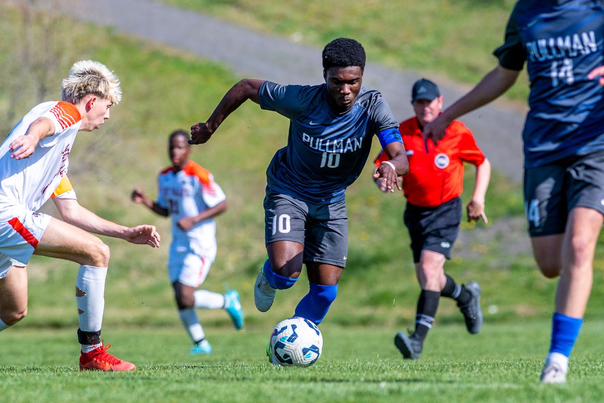 Pullman boys soccer stays undefeated, celebrates seniors