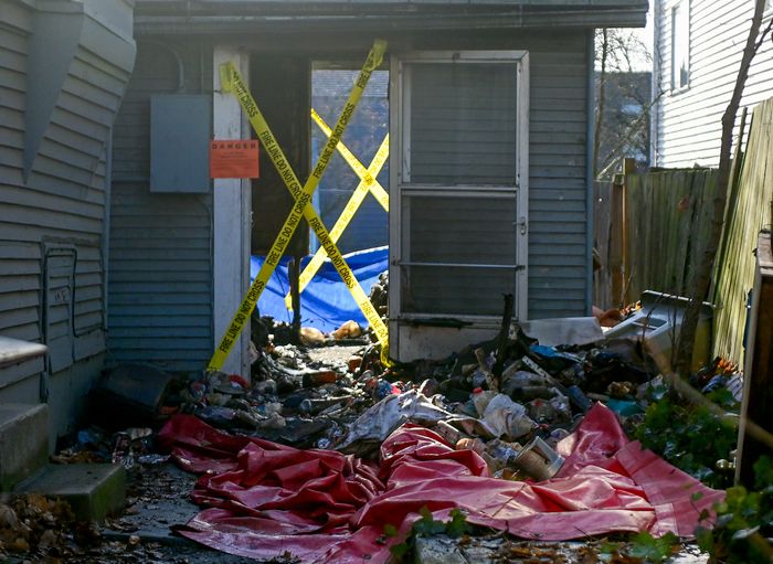 Dead body found in Pullman structure fire