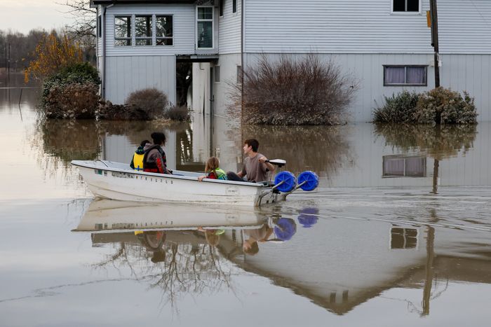 Crews use sandbags to shore up WA levee breach near Seattle ...
