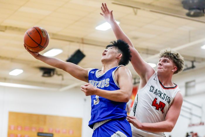 Bantams, Hounds split hoops doubleheader