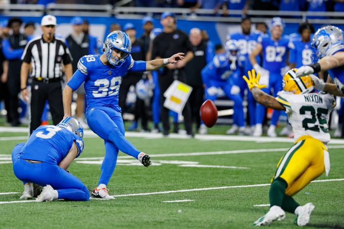 Hatten’s snap, Bates’ kick help Lions beat Packers, clinch playoff spo...