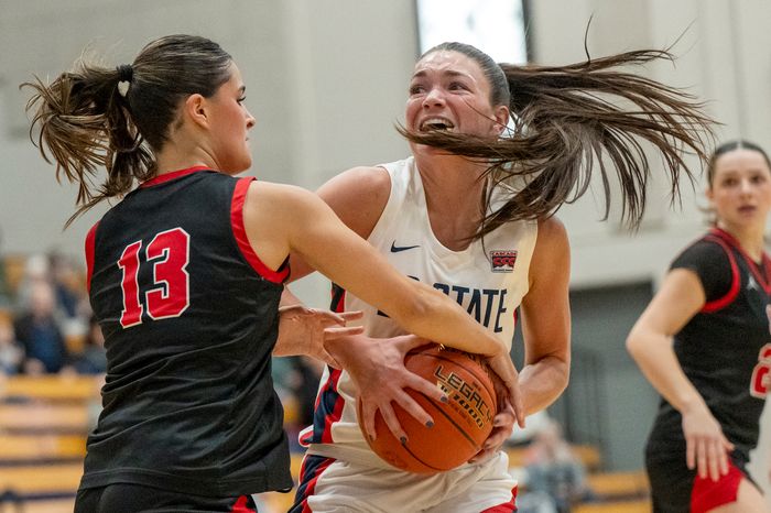 Warriors sweep Southern Oregon in electric basketball doubleheader