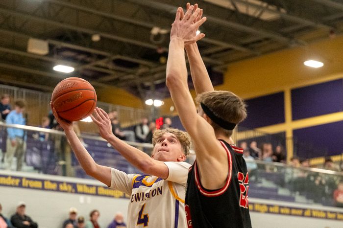 Bengals honor 3 seniors with big victory over Sandpoint in r...