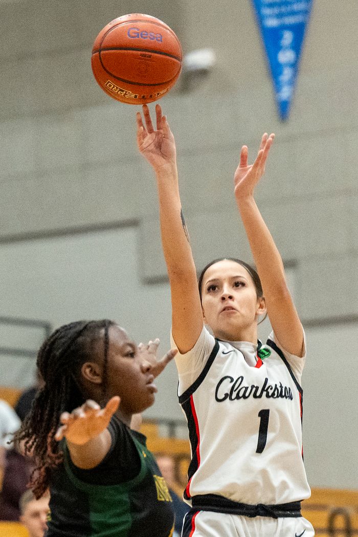 Bantams roll past Evergreen in opening round of Avista tourney
