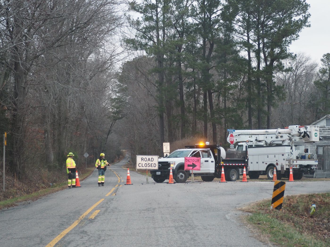 400-acre brush fire off Mill Swamp Road draws 75 firefighter...
