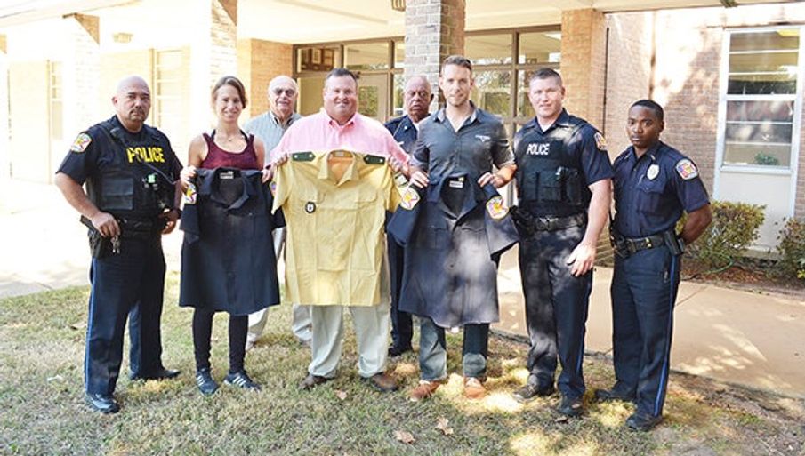 German police officers say "thank you" to APD