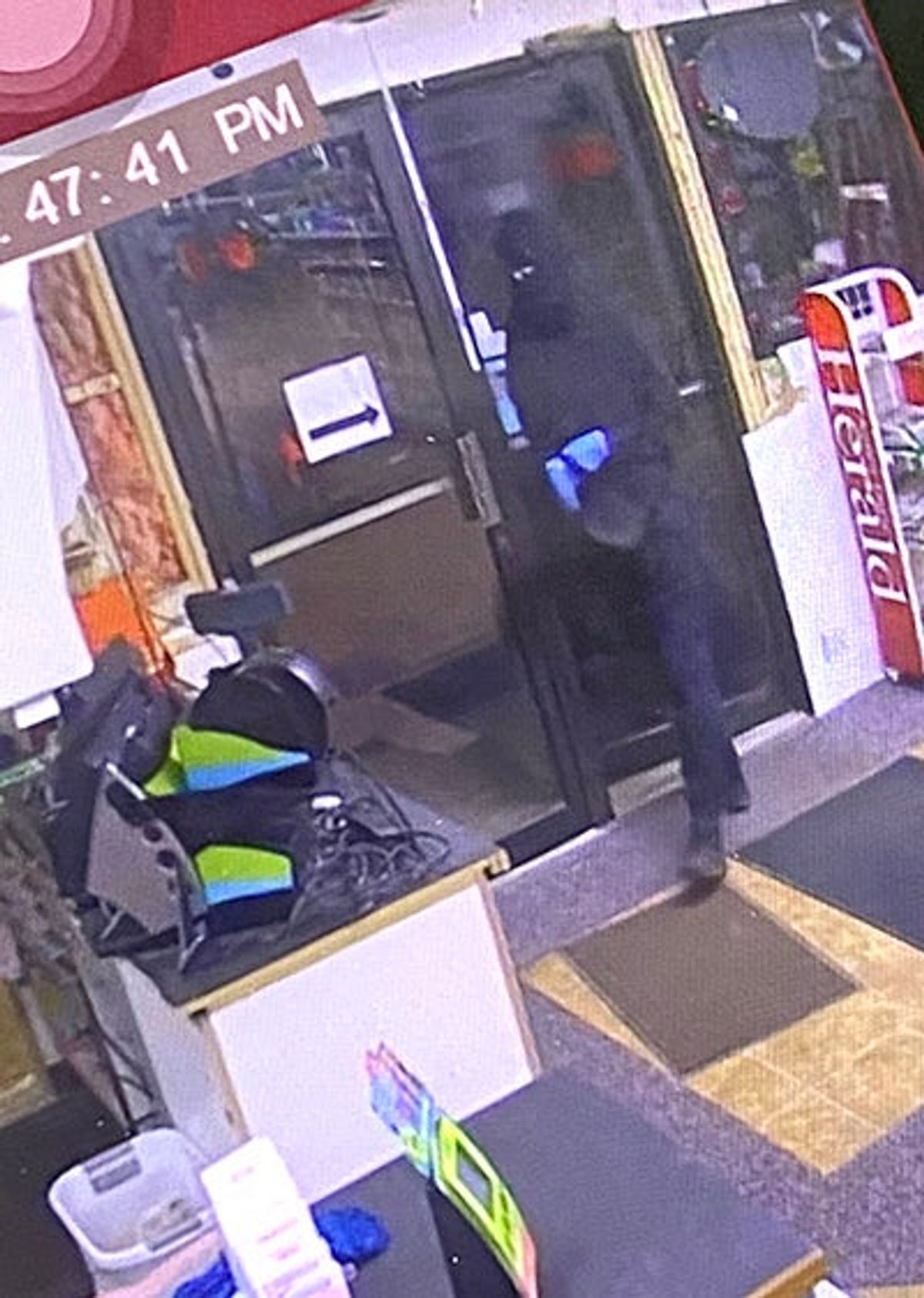 APD looking for suspect in armed robbery Sunday