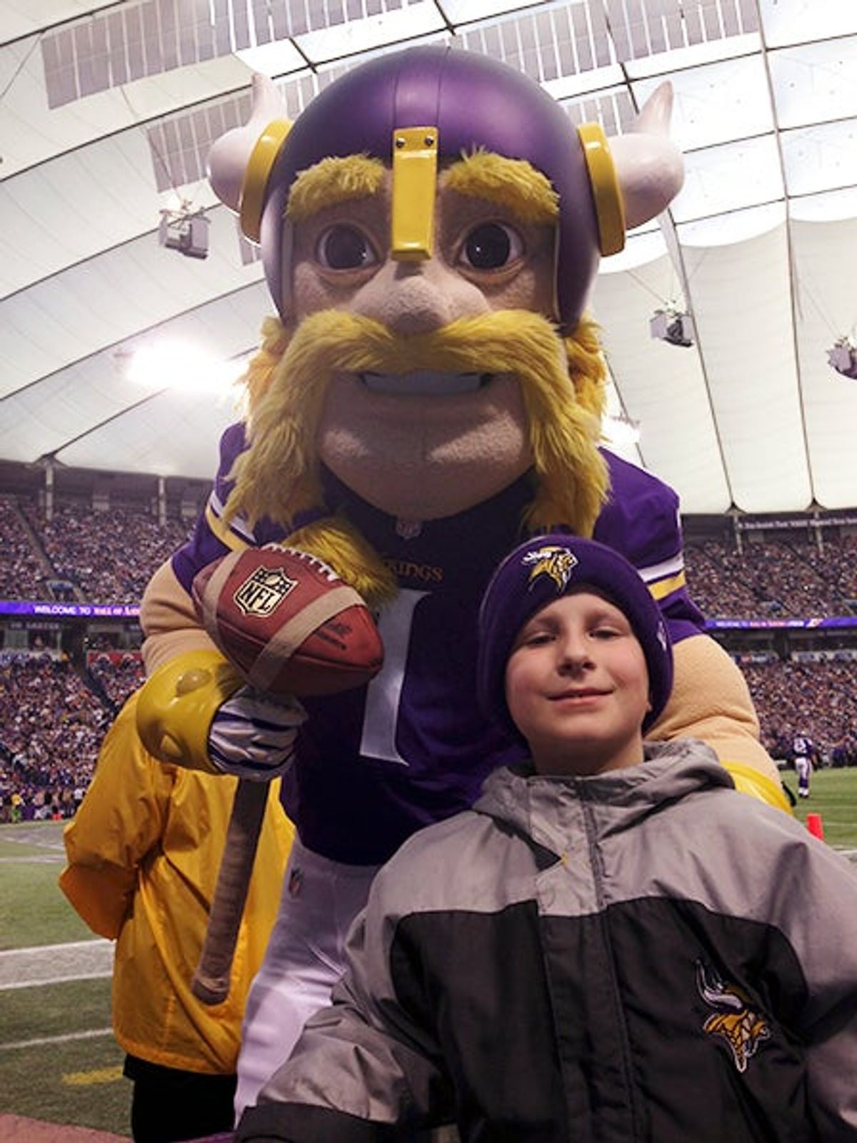 Austin fans enjoy last game at Metrodome