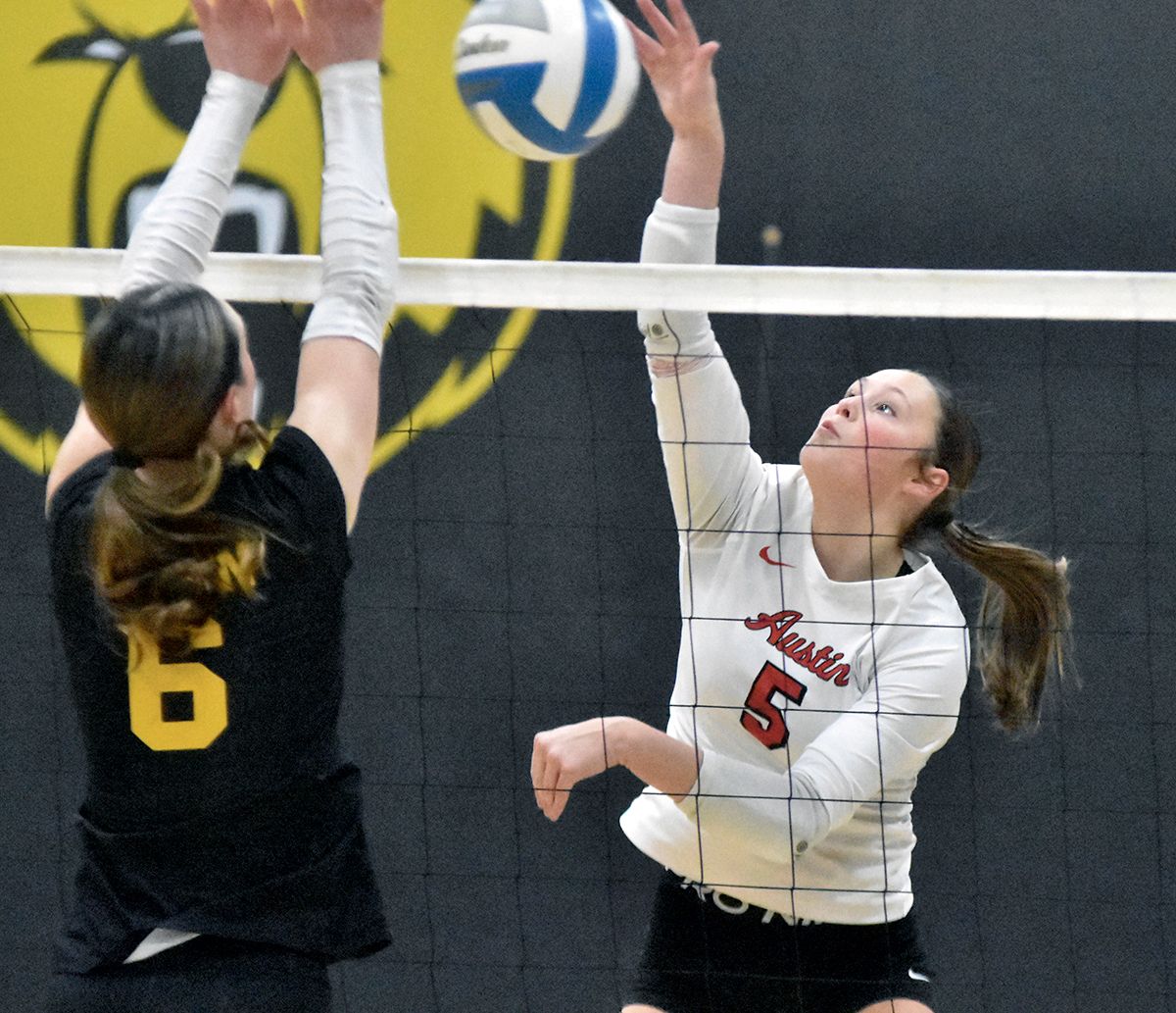Austin’s strong push comes up short in tournament opener in ...