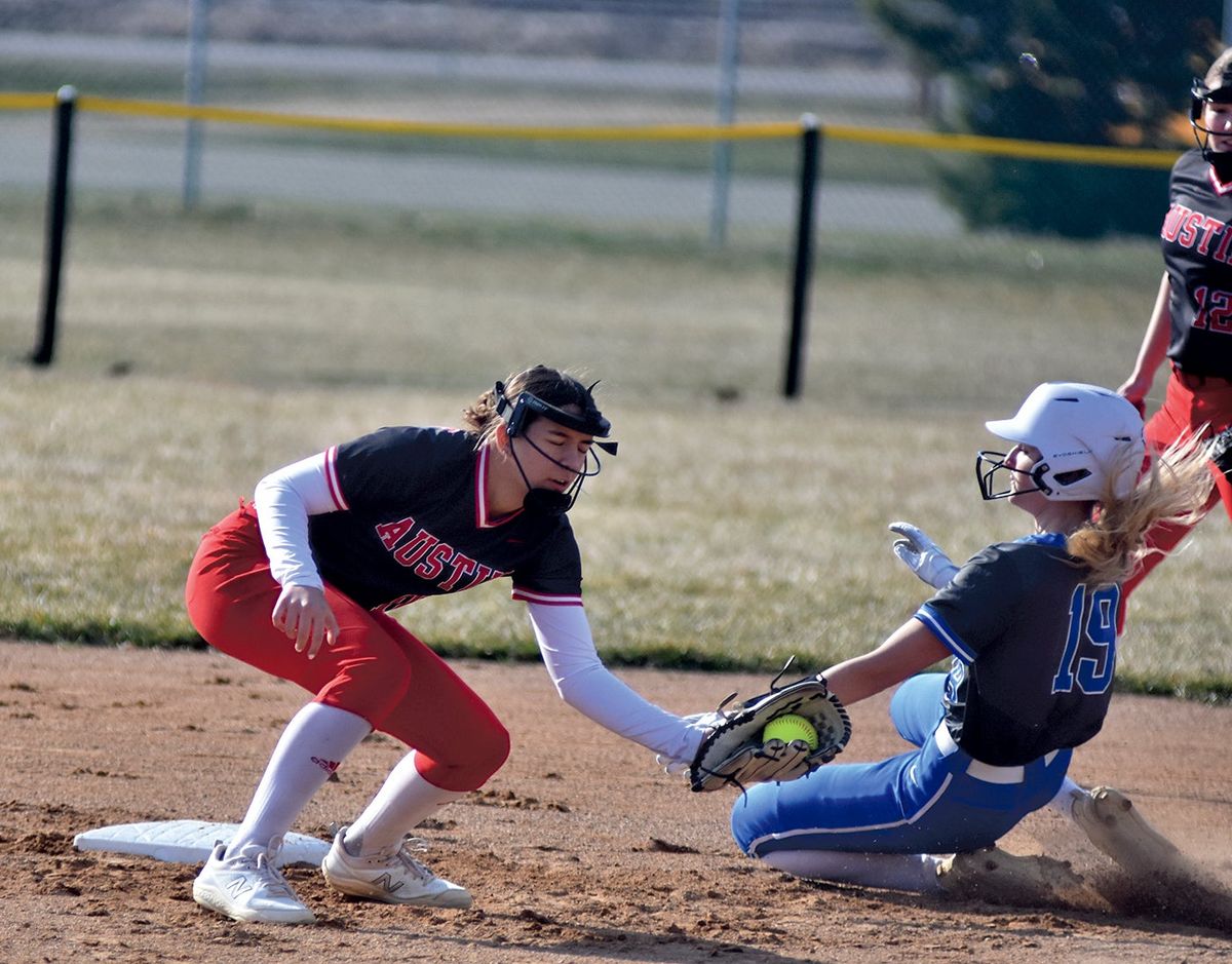 Packers struggle in first outdoor game, fall to Huskies