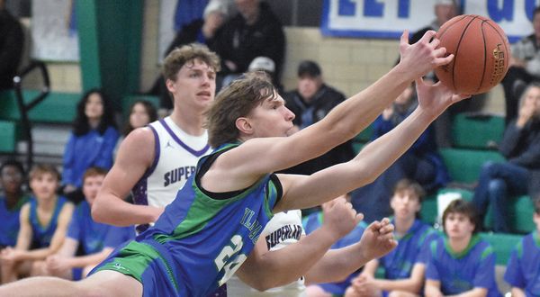 Superlarks block out the crowd, use late surge to beat Athletics