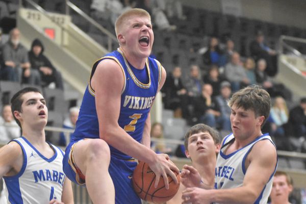 Vikings catch fire from the outside to topple Cougars to mov...