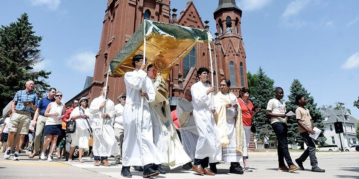 Processional of the Eucharist brings Christ to the people