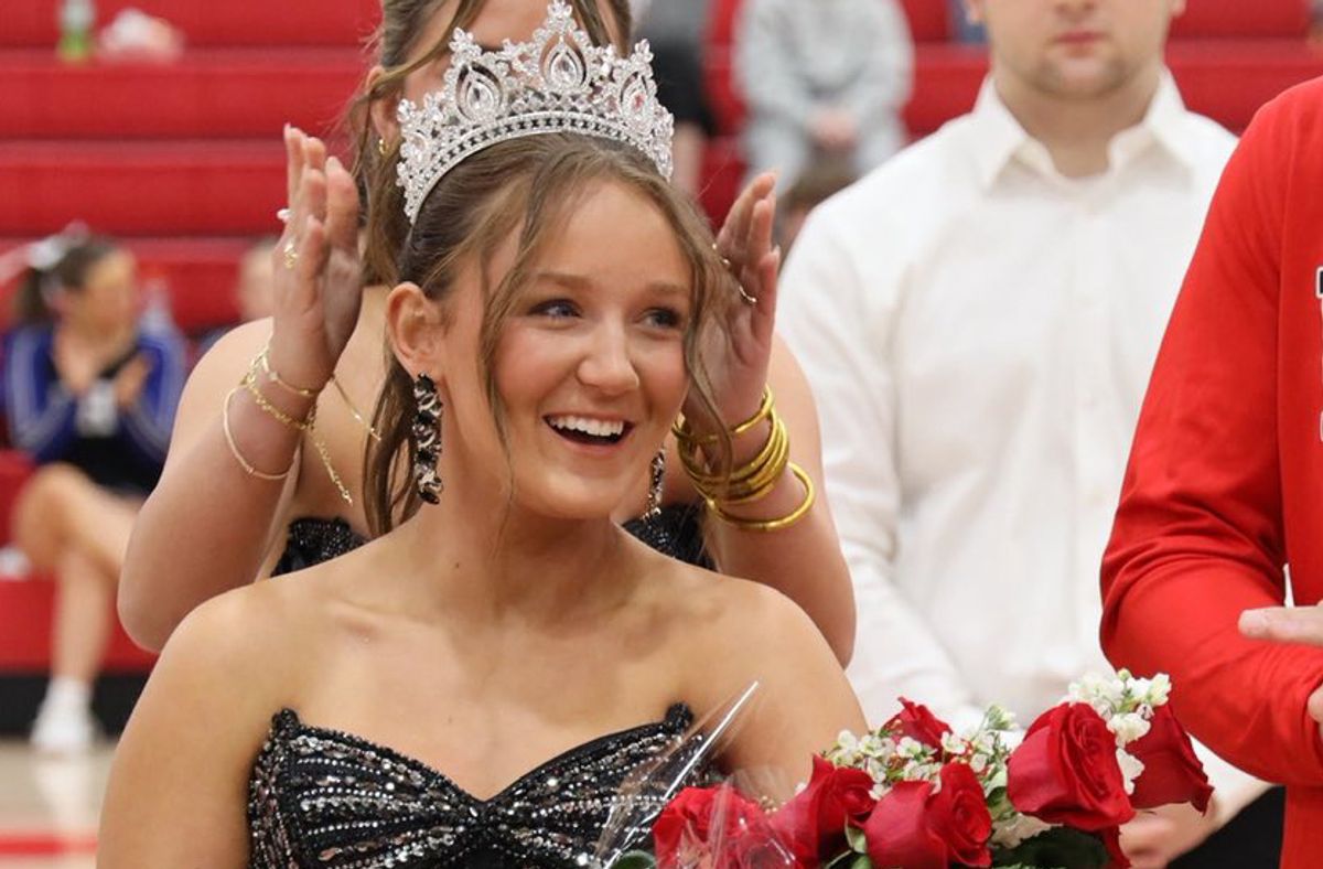 Dexter High School crowns Lauren Sindle winter Homecoming qu...