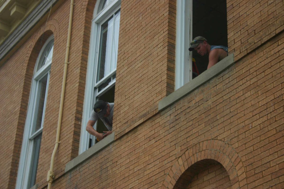 New windows being installed in courthouse
