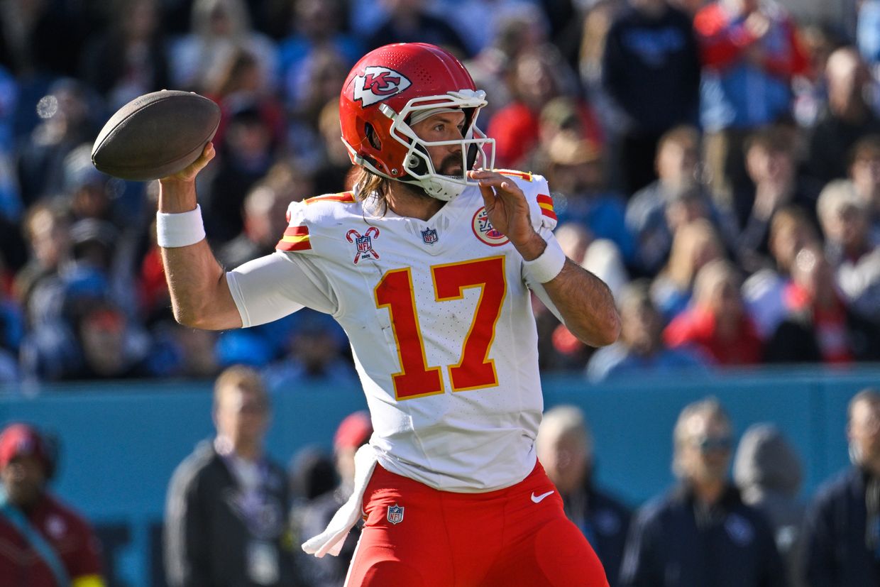 Chiefs QB Minshew questionable to return after knee injury, replaced b...